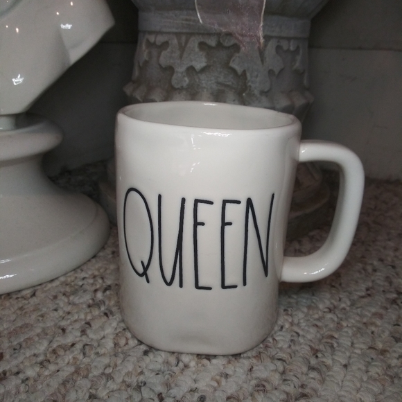 Rae Dunn | Dining | Rae Dunn Queen Ivory Black Artisan Collection ...